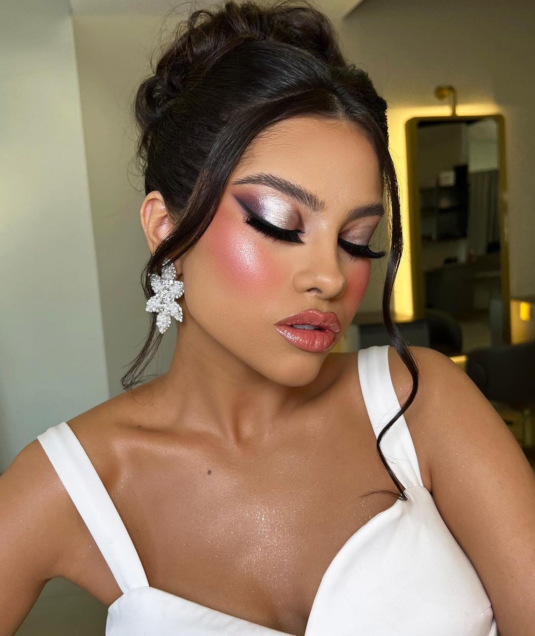 20 Silver Makeup Looks For Prom To Bookmark For Your Big Night