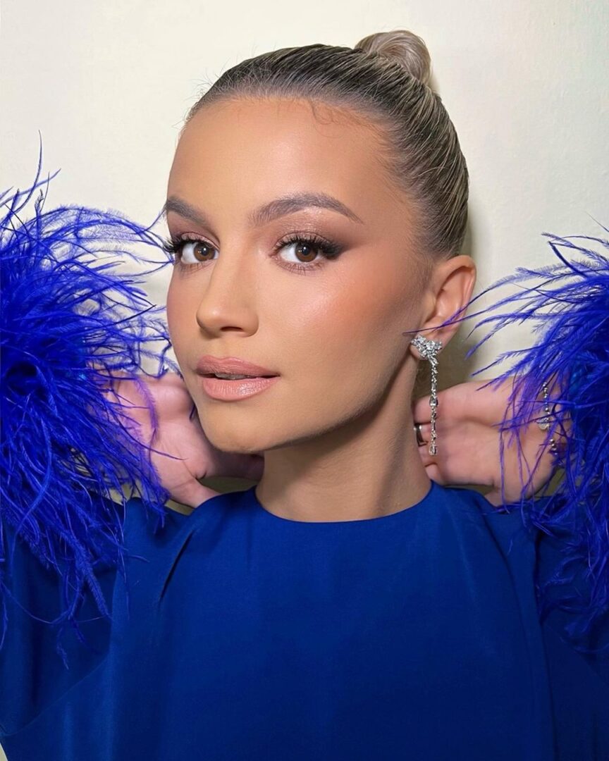 20 Stunning Prom Makeup Looks For Every Shade Of Blue Dress