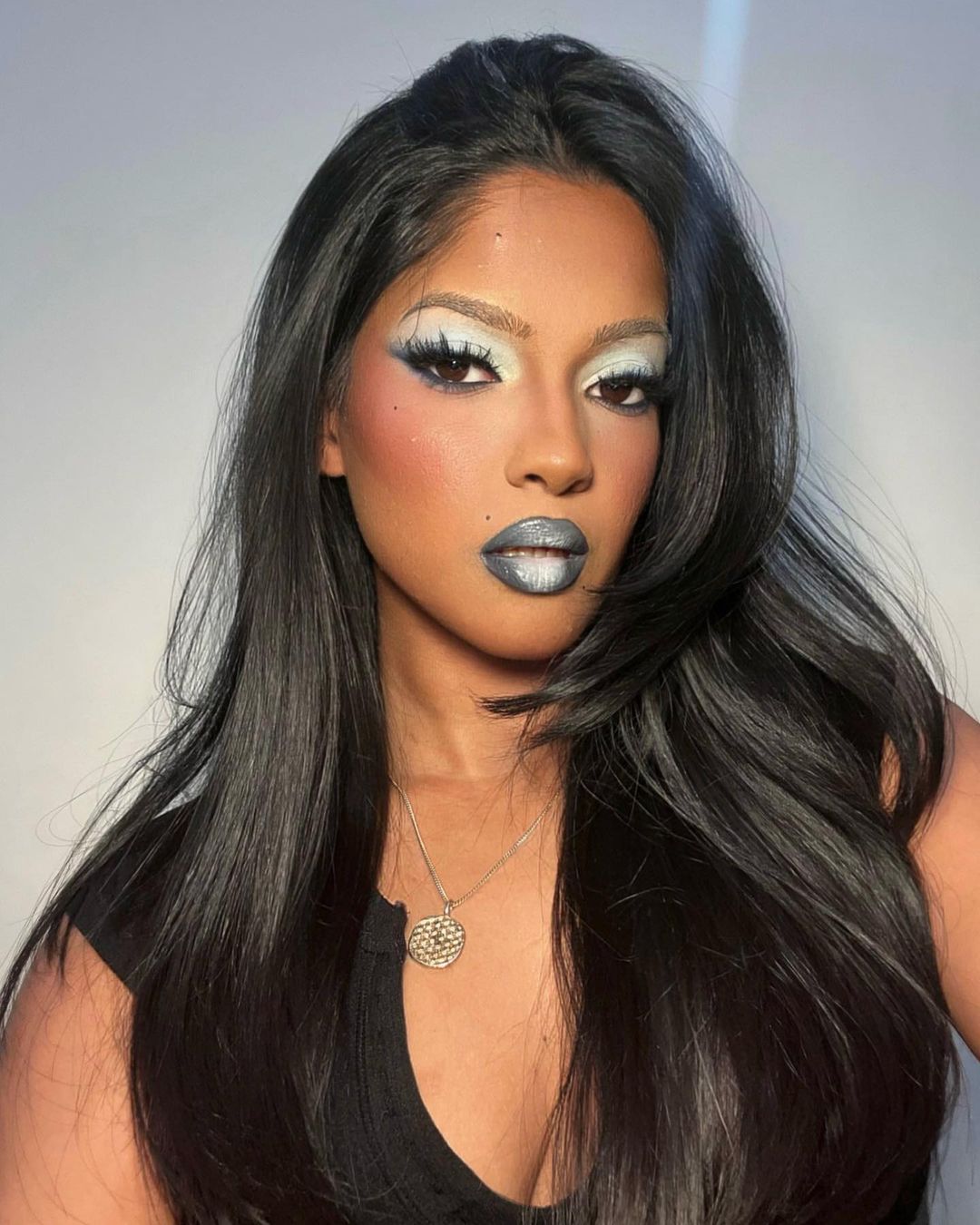 20 Silver Makeup Looks For Prom To Bookmark For Your Big Night