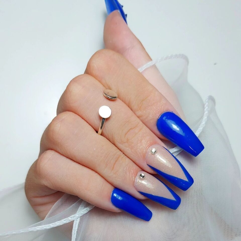 25 Impresionantes uñas azules que dan el toque perfecto