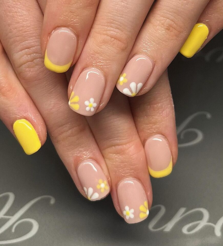 Welcome Spring In Style With These 18 Cheerful Daisy Nails
