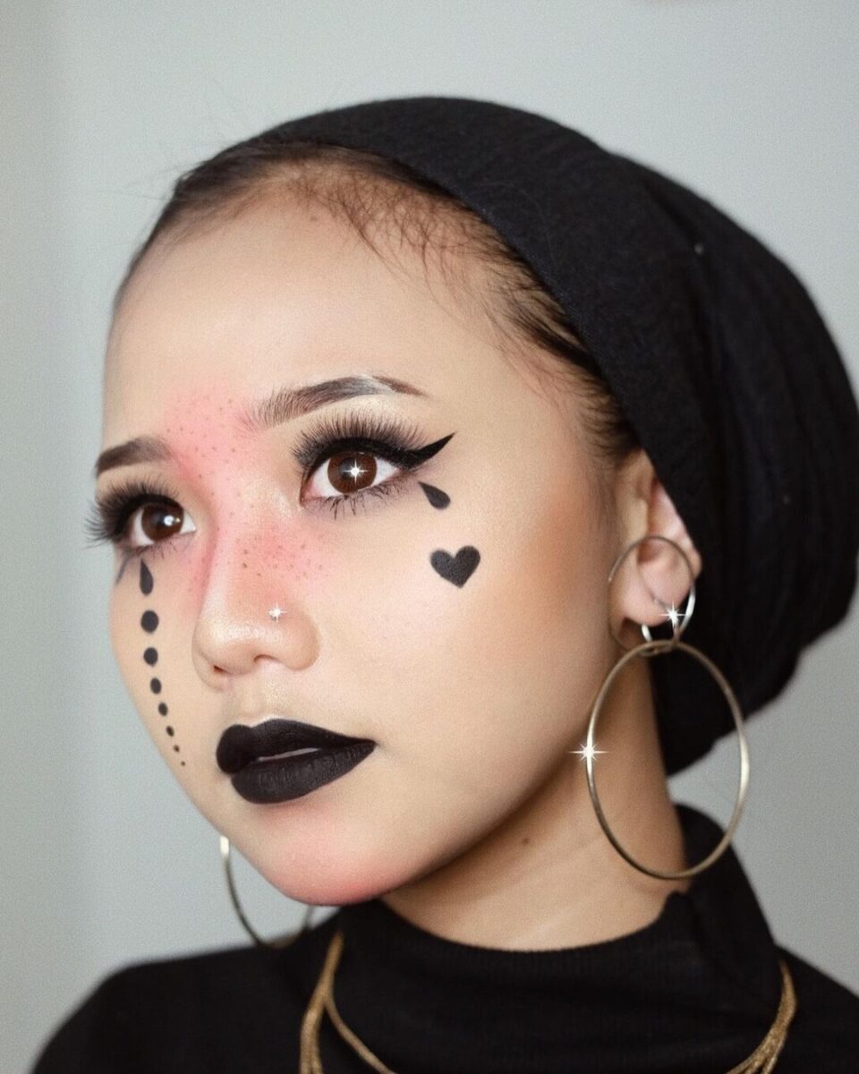 Emo Y2K Makeup Is Having A Comeback And You Can't Miss It
