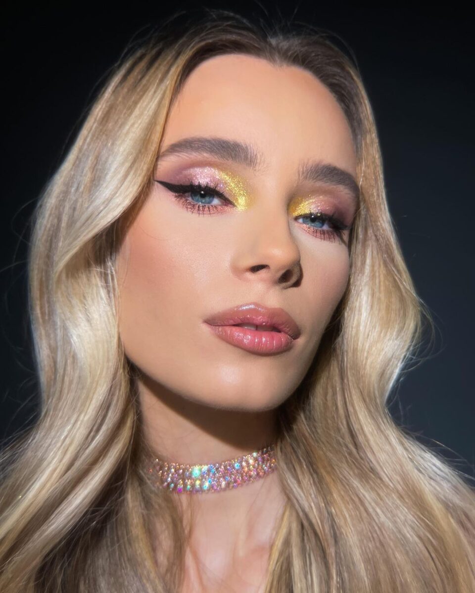 Enhance Your Beauty With These 20 Rose Gold Makeup Looks