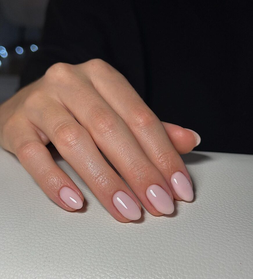 21 Simple Nails For The Minimalistic Chic Manicure