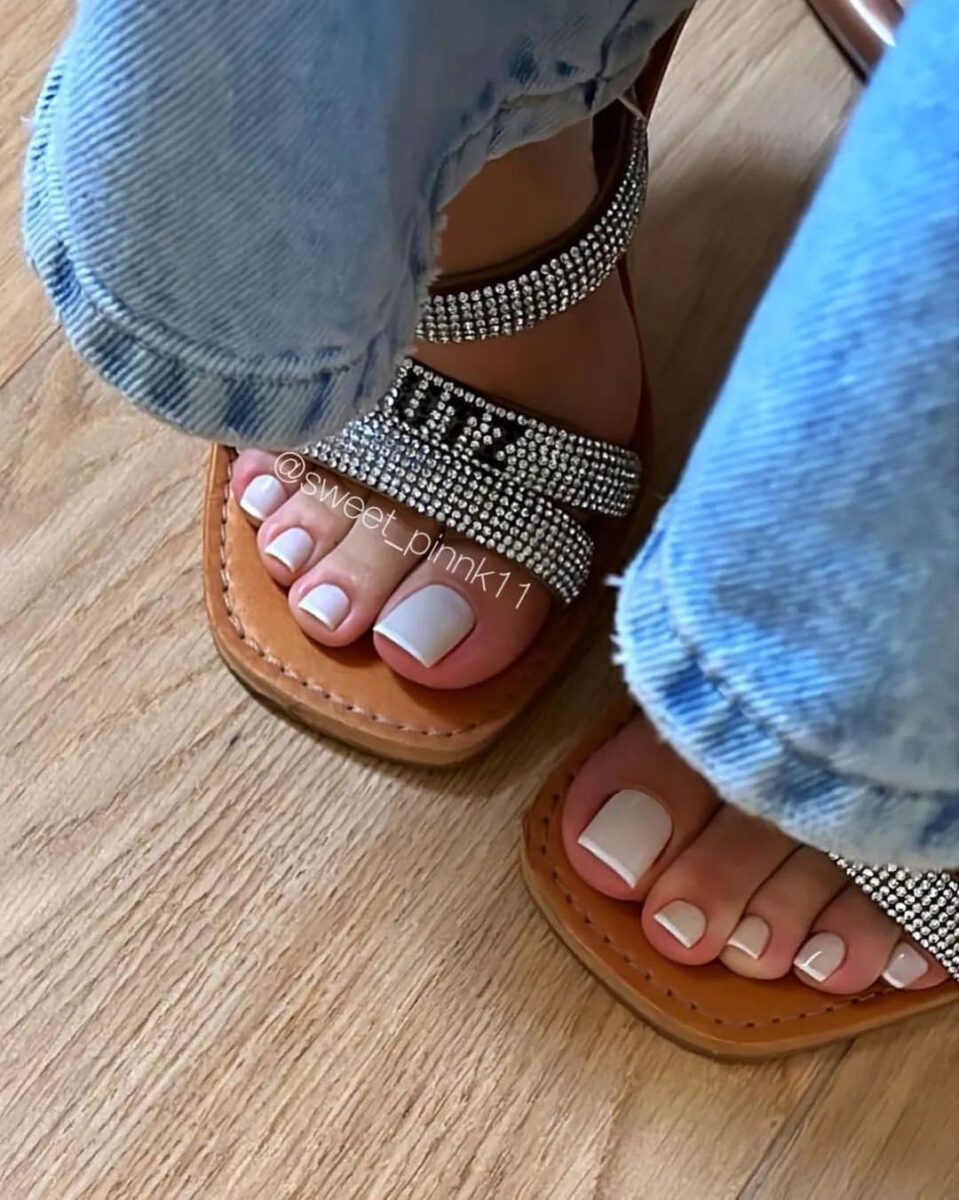 These 22 Spring Toe Nail Colors Are Back Just In Time For The Season