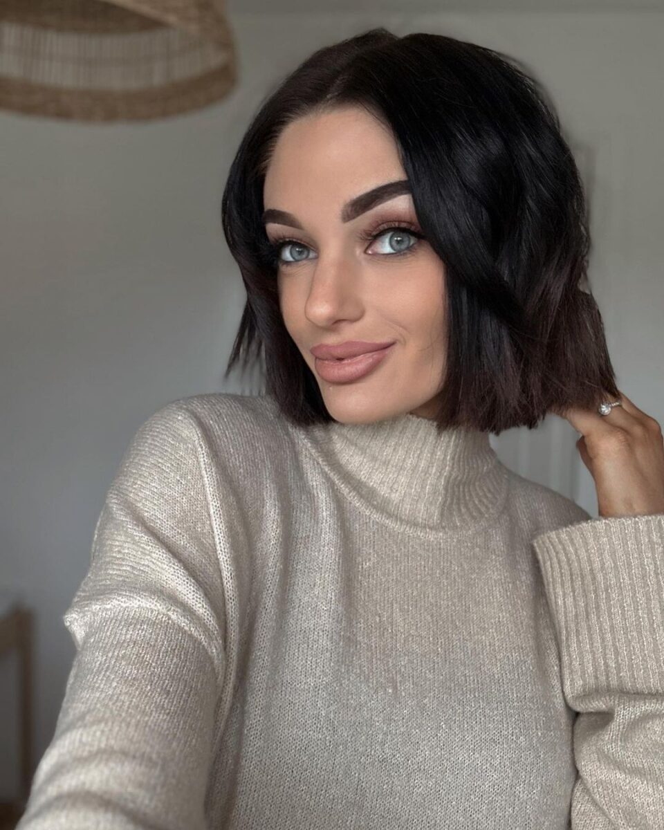 22 Reinvented Mom Cut Styles That Are Not Boring