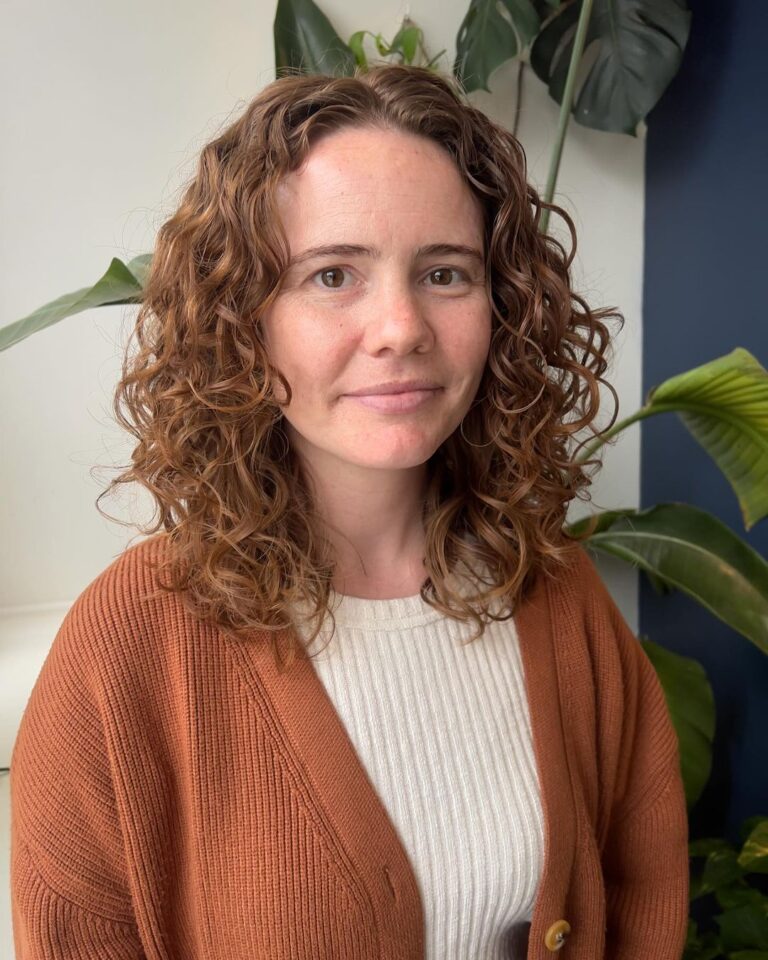 22 Reinvented Mom Cut Styles That Are Not Boring