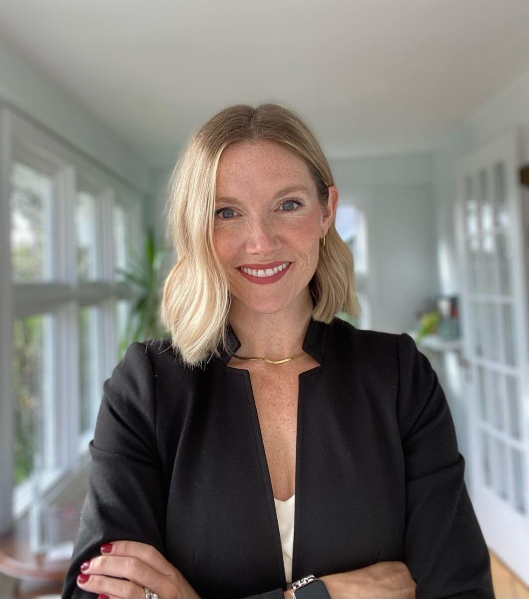 22 Reinvented Mom Cut Styles That Are Not Boring