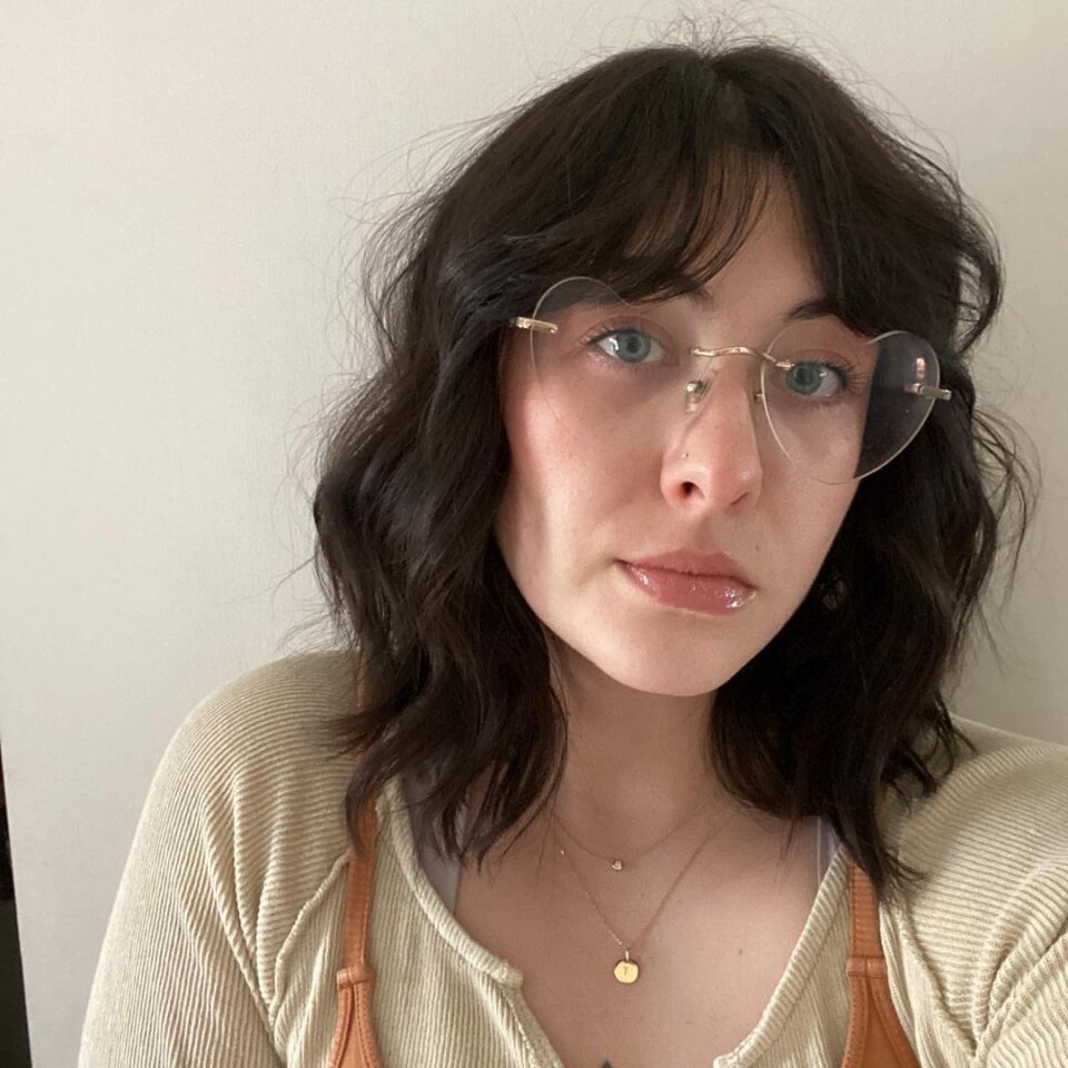 22 Reinvented Mom Cut Styles That Are Not Boring