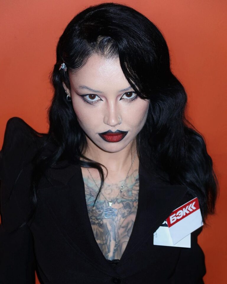 20 Dark And Enchanting Clean Goth Makeup Ideas That Are Anything But Boring