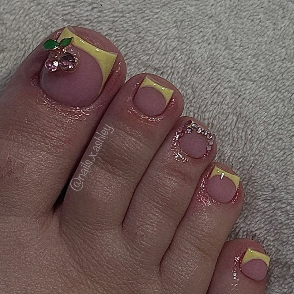 These 22 Spring Toe Nail Colors Are Back Just In Time For The Season