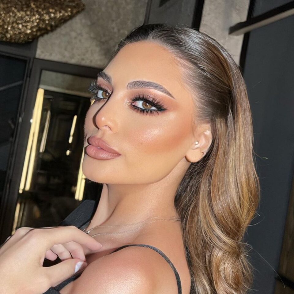 20 Gold Prom Makeup Looks That Boast Glamour And Elegance