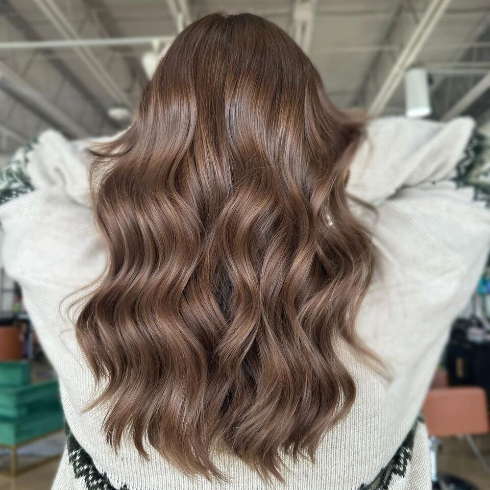 18 ideas para teñirte el pelo de moca con este tono castaño intenso
