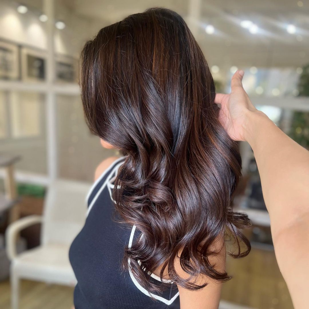 18 ideas para teñirte el pelo de moca con este tono castaño intenso
