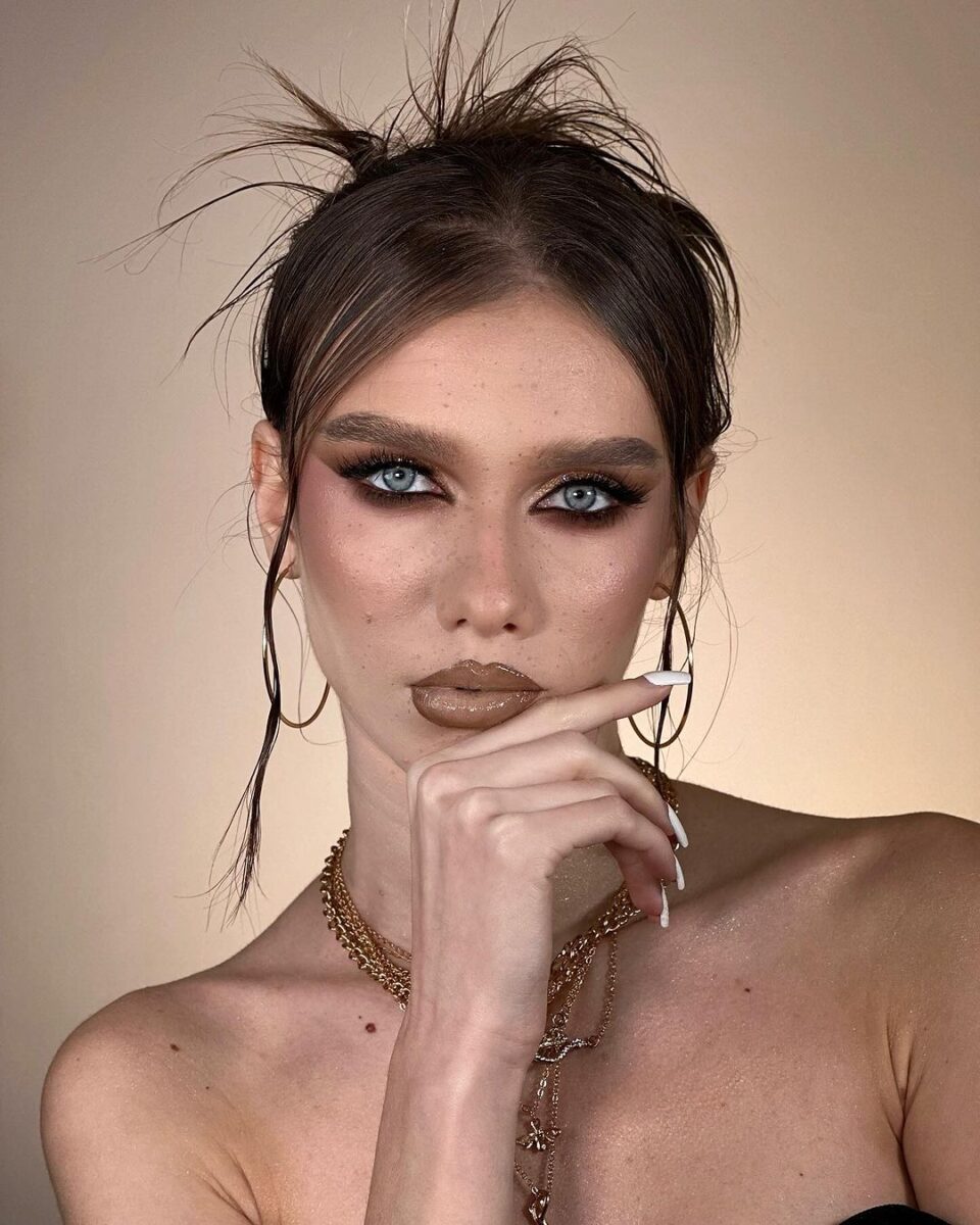20 Gold Prom Makeup Looks That Boast Glamour And Elegance