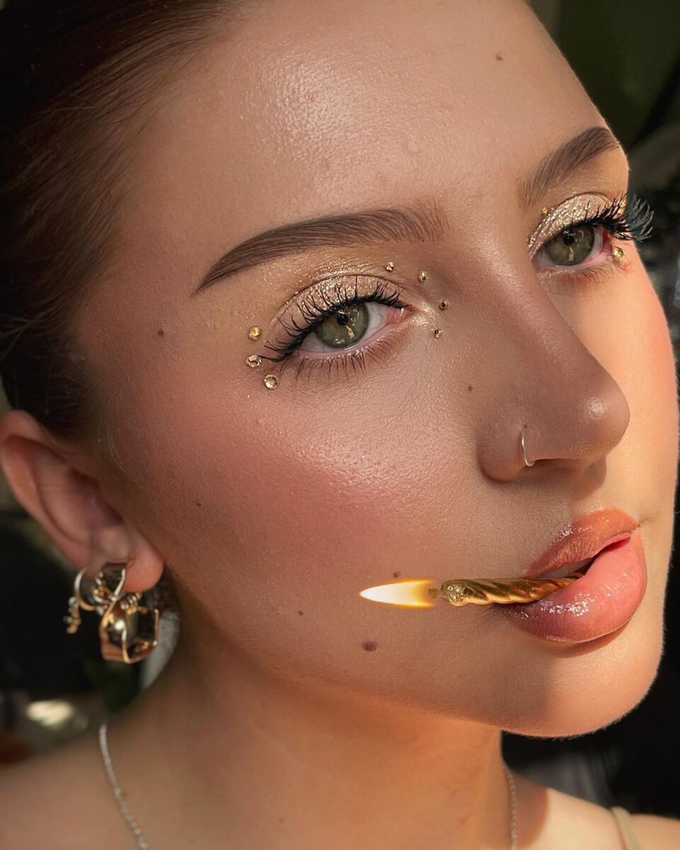 20 Gold Prom Makeup Looks That Boast Glamour And Elegance