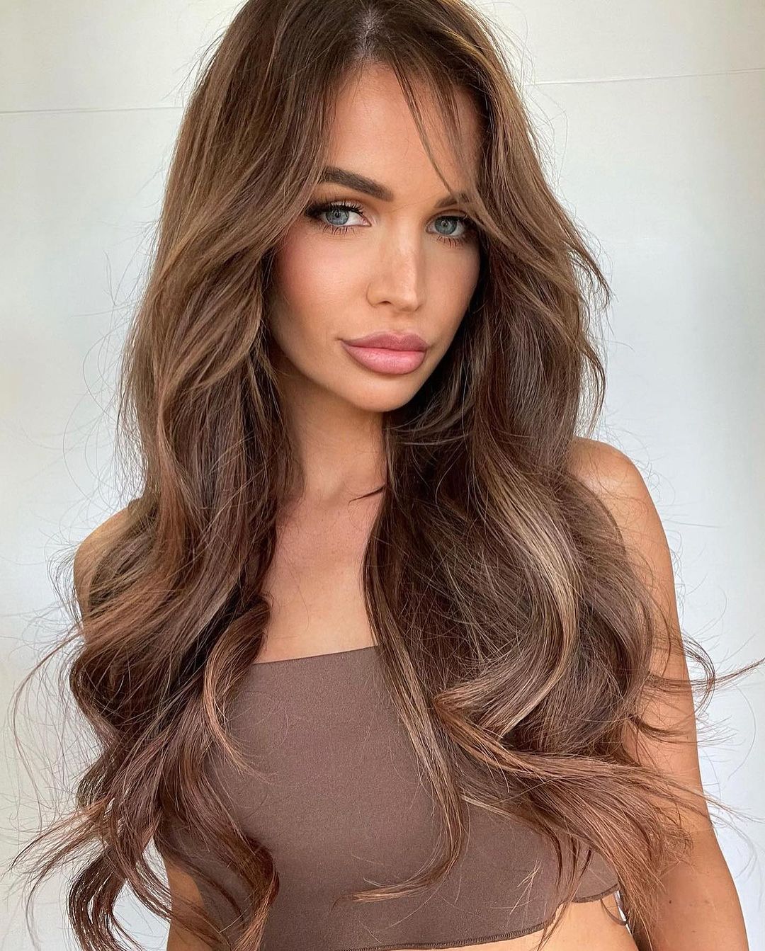 18 ideas para teñirte el pelo de moca con este tono castaño intenso