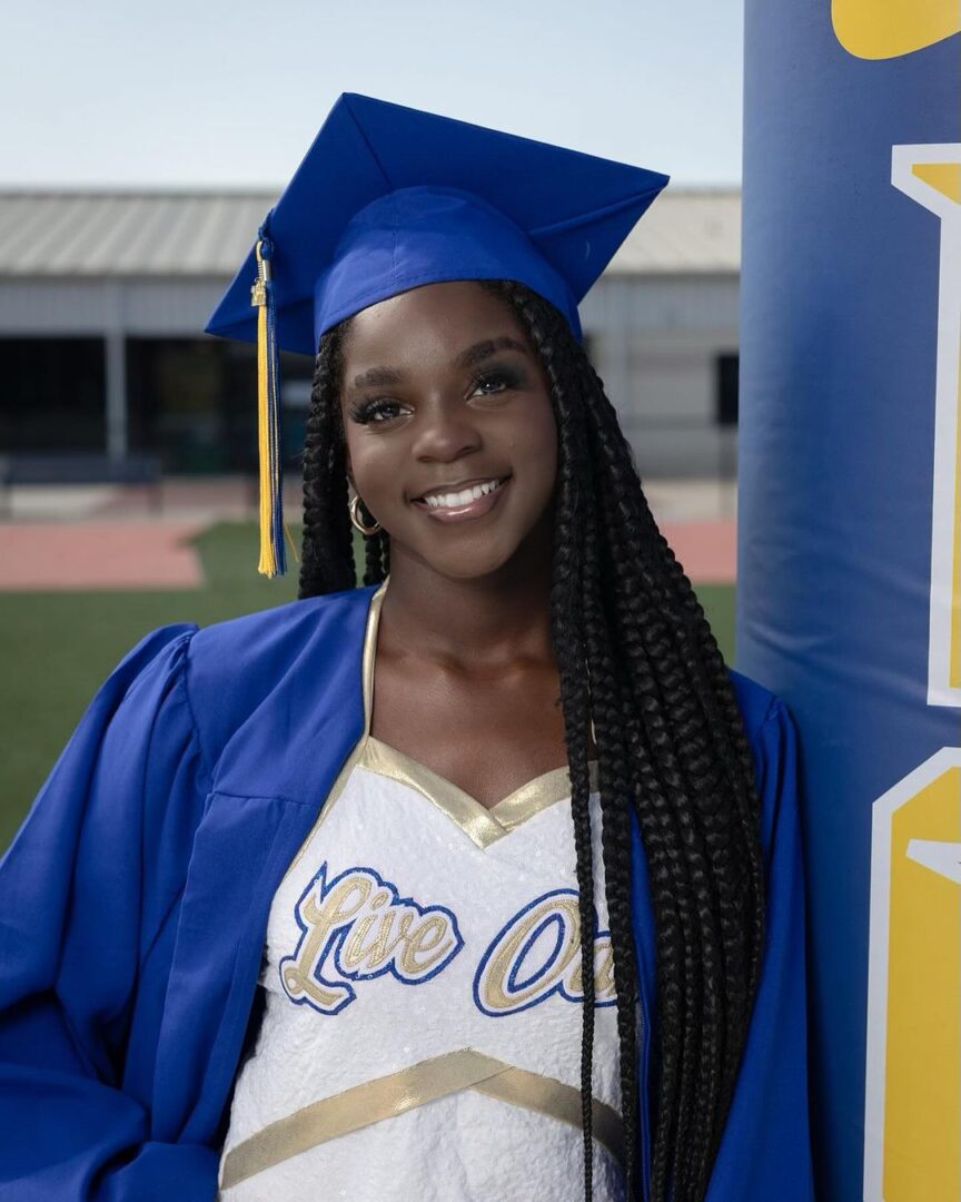 20 Flawless Graduation Hairstyles With Cap For An Iconic Beauty Moment