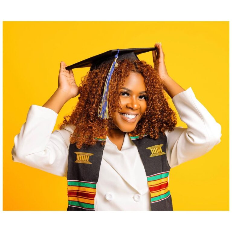 20 Flawless Graduation Hairstyles With Cap For An Iconic Beauty Moment