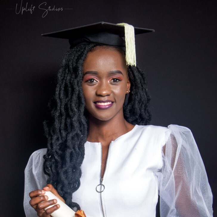 20 Flawless Graduation Hairstyles With Cap For An Iconic Beauty Moment