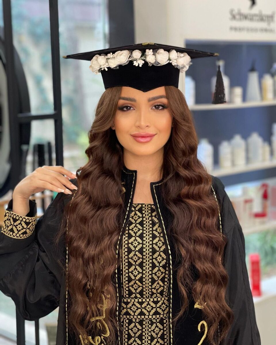 20 Flawless Graduation Hairstyles With Cap For An Iconic Beauty Moment