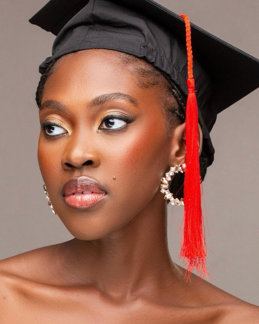 20 Flawless Graduation Hairstyles With Cap For An Iconic Beauty Moment