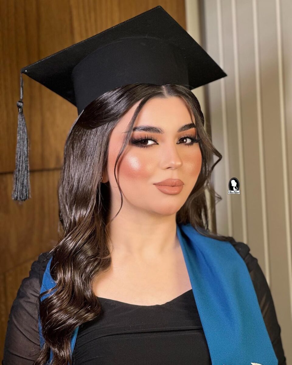 20 Flawless Graduation Hairstyles With Cap For An Iconic Beauty Moment