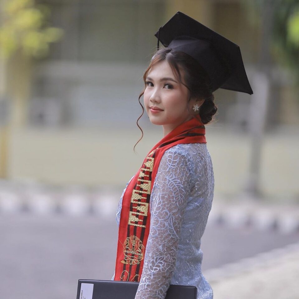 20 Flawless Graduation Hairstyles With Cap For An Iconic Beauty Moment