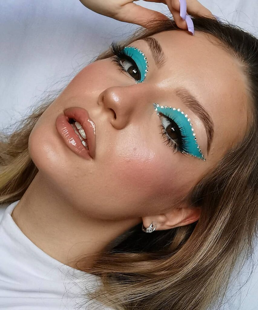 23 Dazzling Ideas For Eye Makeup With Gems