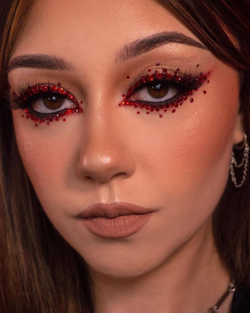 23 Dazzling Ideas For Eye Makeup With Gems