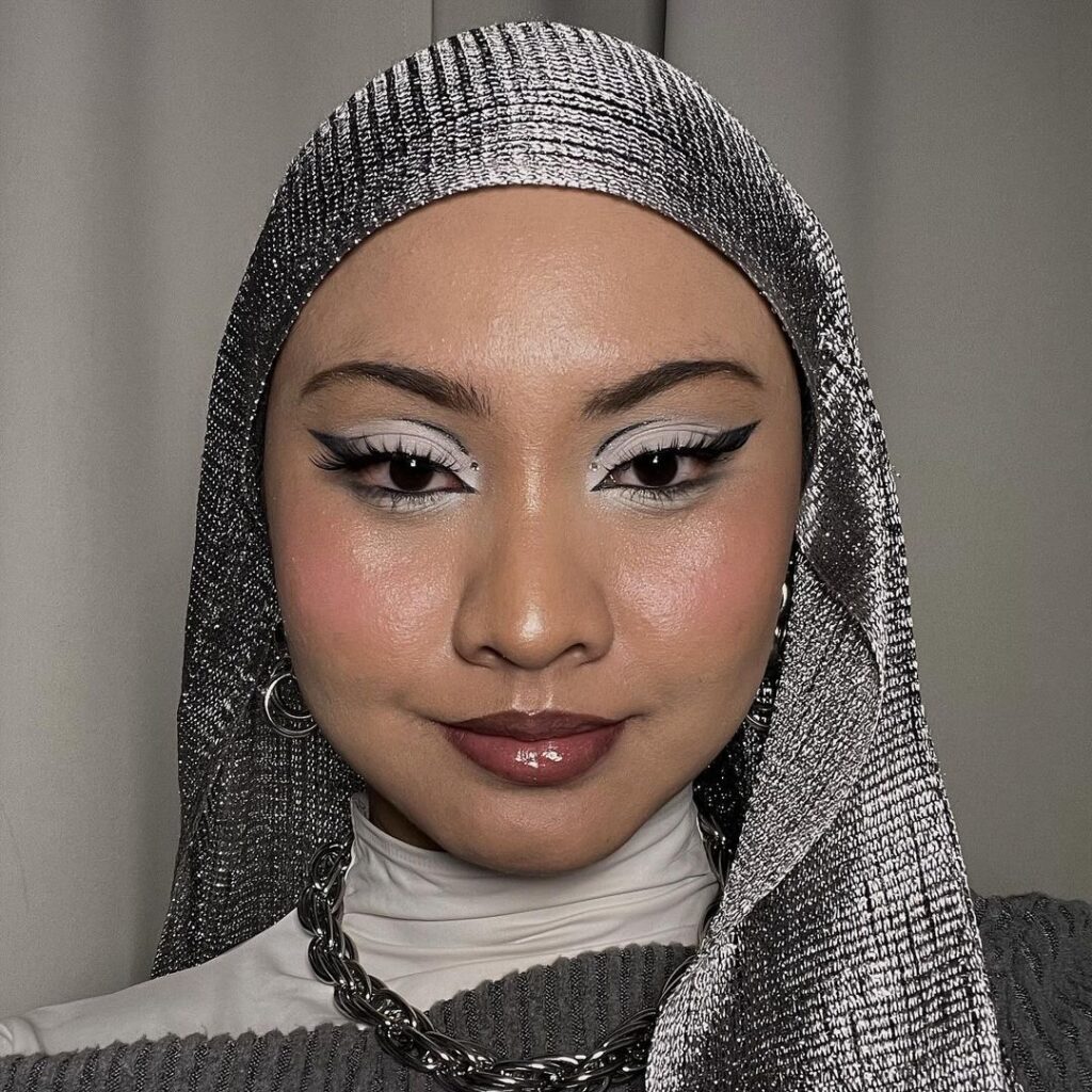 23 Dazzling Ideas For Eye Makeup With Gems