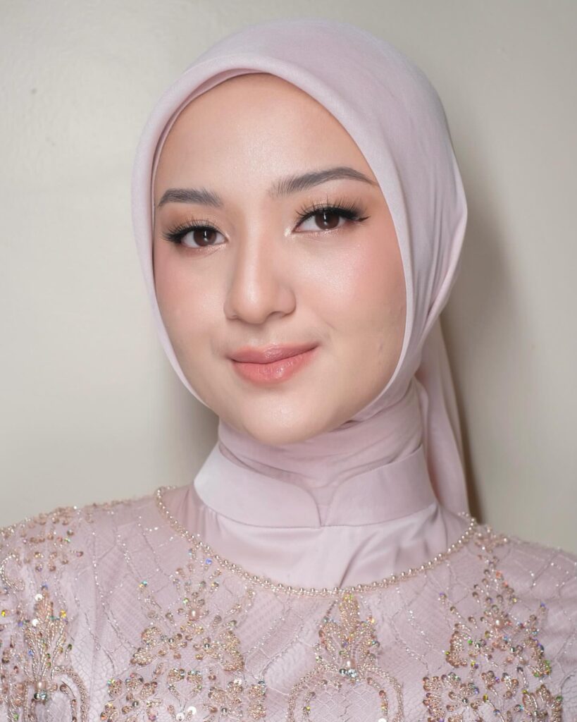 Flawless Senior Picture Makeup That Highlights Your Natural Beauty