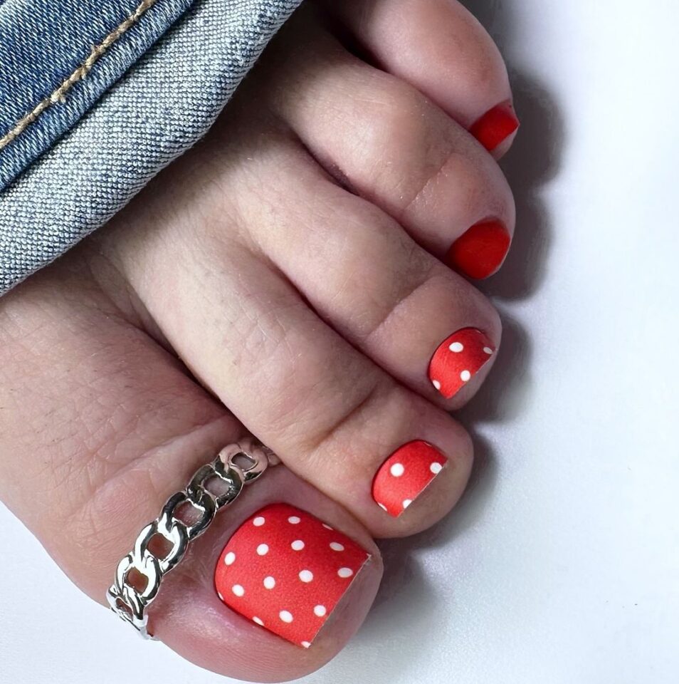Toe-Mendeous Red Toe Nails That Make Your Eyes Pop