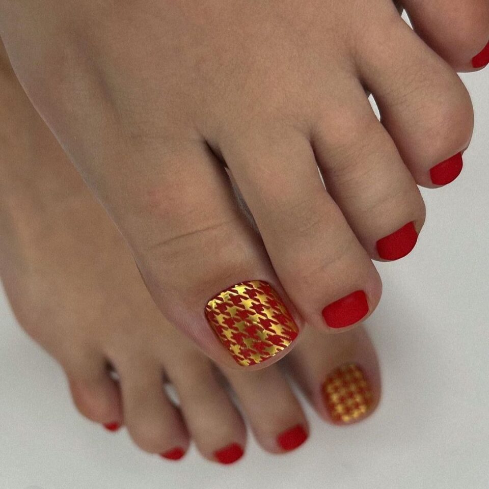 Toe-Mendeous Red Toe Nails That Make Your Eyes Pop