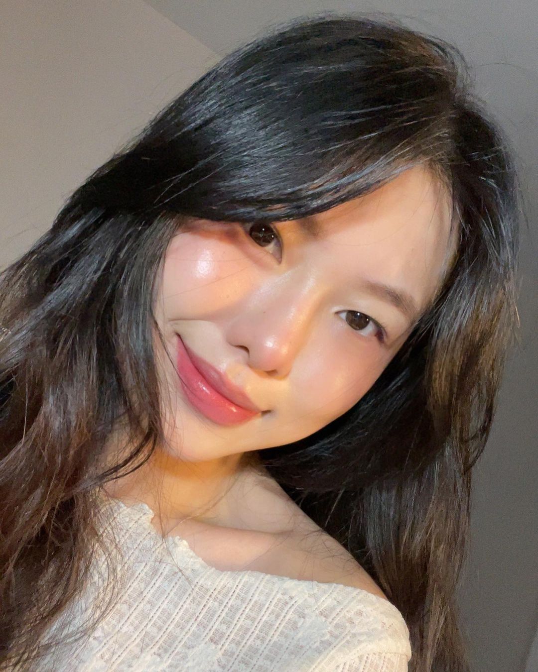 Igari Makeup Is The Newest Trend For Dewy Skin And Tipsy Look