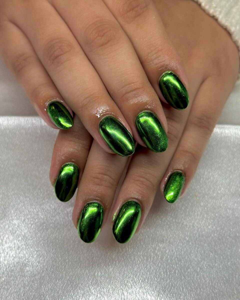Las uñas Kelly Green Grinch devuelven el brillo a lo Grinch