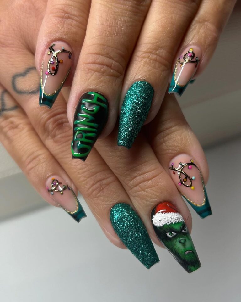 Las uñas Kelly Green Grinch devuelven el brillo a lo Grinch