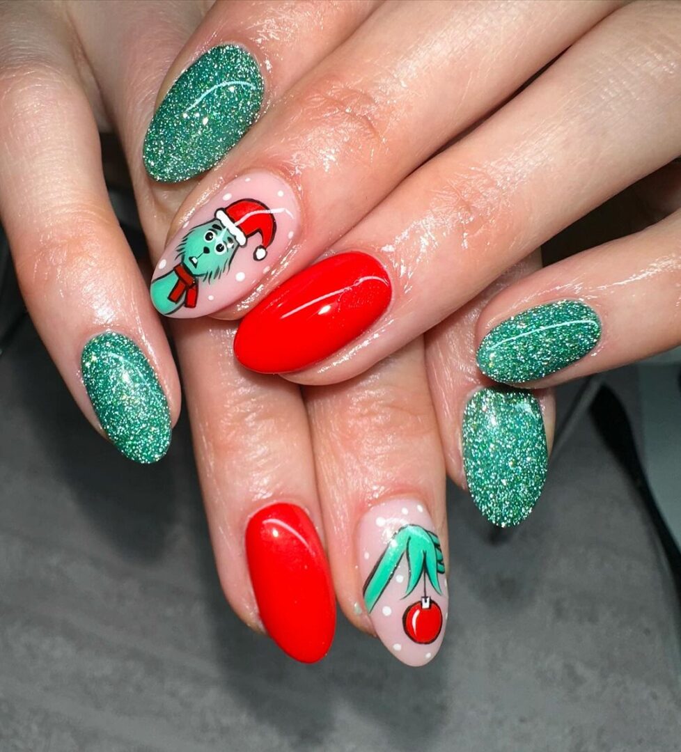 Las uñas Kelly Green Grinch devuelven el brillo a lo Grinch