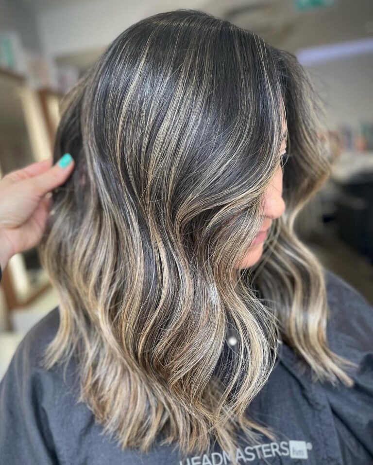 Estas 32 tendencias de pelo negro con mechas están llamando tu nombre